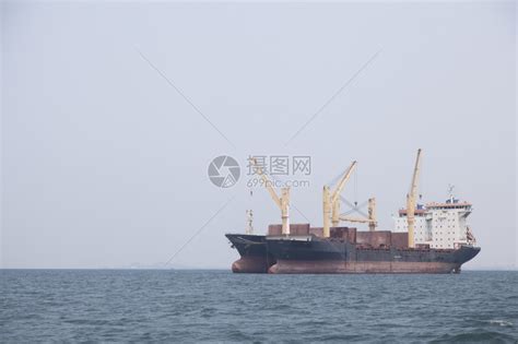 国际的行业天与海岸相比停泊在海上的船舶比岸更合理高清图片下载 正版图片307703150 摄图网