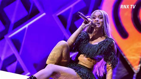 성형수술 때문에 무대 취소 했던 Cardi B 다시는 성형 수술 안 할 것 Rnx Tv Youtube