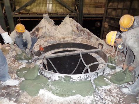 HXS Refractory Ramming Mass 40Ton Induction Furnace Working Lining Builing Spot Using Neutral