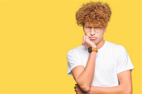 안경을 착용 하는 아프리카 머리를 가진 젊은 잘생긴 남자는 피곤 하 고 교차 팔에 우울증 문제에 지 루 생각 T 셔츠에 대한