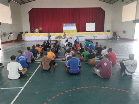 ผอ ศป ปส อ ท้ายเหมือง ร่วมทำกิจกรรมกับผู้เข้ารับการแก้ไขปัญหาผู้เสพฯ ตามโครงการช่วยเหลือผู้เสพฯ