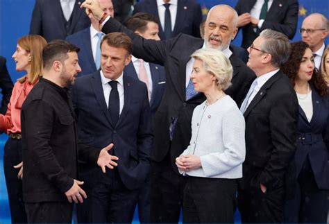 Повноваження Зеленського — під критичним прицілом Заходу «Люди з картонками перекалібрували