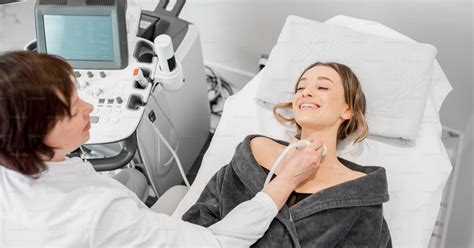 의료 사무실의 소파에 누워 갑상선의 초음파 검사 중 젊은 여성 환자 사진 Unsplash의 성인 이미지