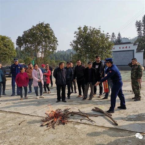 碧涌镇集中安置点开展消防安全知识培训与演练群众灭火器自救