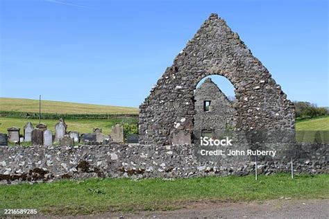 북아일랜드 앤트림 카운티의 화창한 날 돌담이 있는 버려진 세인트 커스버트 교회와 묘지 0명에 대한 스톡 사진 및 기타 이미지 0명 Bushmills Antrim