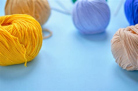 파란색 배경에 밝은 색상 원사 Clews 아미구루미 장난감 만들기 수공예뜨개질호비의 컨셉 Diy에 대한 스톡 사진 및 기타