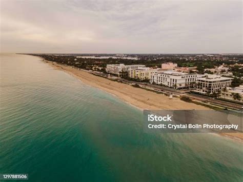 2021년 1월 18일 플로리다 주 팜비치 의 해안선에 있는 청록색 파도 위에 흐린 일출 0명에 대한 스톡 사진 및 기타 이미지 0명 2021년 겨울 Istock