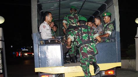Patroli Gabungan TNI Dan Polri Mengamankan Gereja Foto Liputan