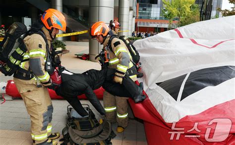 화재 발생시 에어매트리스 구조 훈련 뉴스1