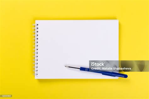 다채로운 배경에 스케치북 공간을 복사합니다 빈 오픈 노트북 교육 또는 새로운 직장의 개념의 상단보기 0명에 대한 스톡 사진 및