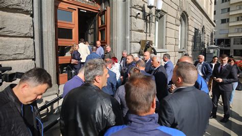 Протестиращи миньори и енергетици на извънредна среща с политици в НС