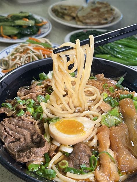 【台灣，嘉義市，東區】來吃一碗冠軍牛肉麵～半畝田北方麵食館。（嘉義美食嘉義東區美食） 不能流浪的日子在城市中發呆快樂雲旅遊看世界