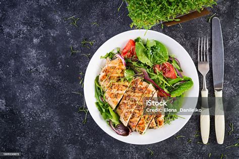 샐러드와 구운 치킨 필레 케토 케토겐 팔레오 다이어트 건강한 음식 다이어트 점심 개념 상단 보기 오버헤드 복사 공간 접시에 대한