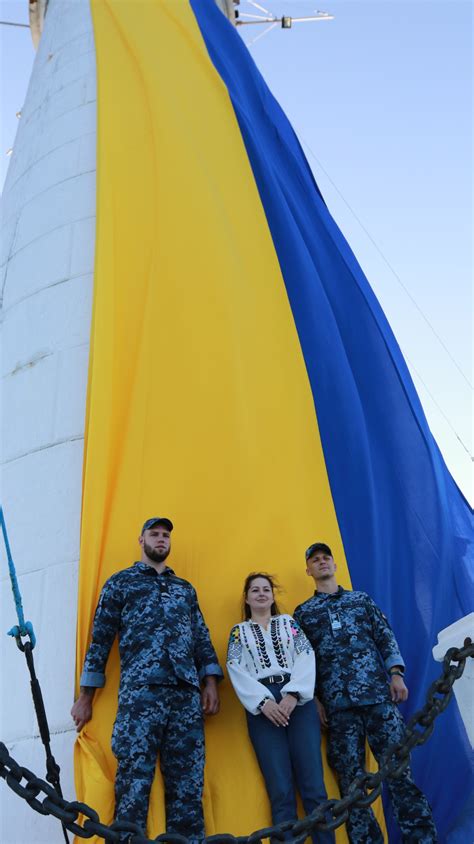 На одеському маяку підняли велетенський прапор України фото — УСІ Online