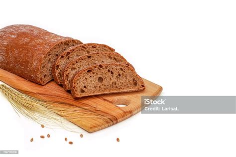 호밀 빵 호밀의 귀와 흰색 배경에 슬라이스 높은 섬유 함량 균형 잡힌 식단의 개념 선택적 초점 레이아웃 측면 보기 0명에 대한