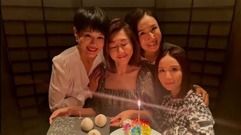 胡杏儿带丈夫参加派对，闺蜜胡定欣靠在李乘德肩上合影不避嫌 Youtube