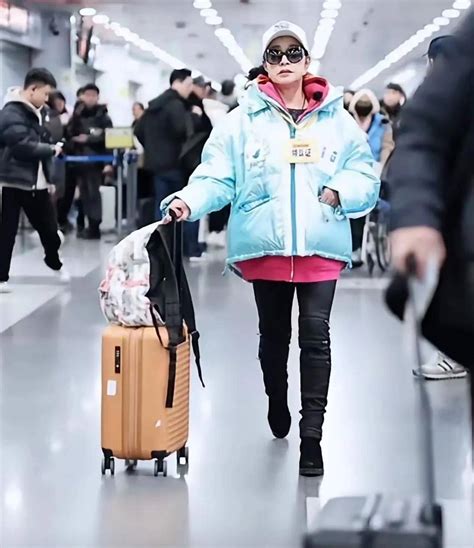 74岁刘晓庆打扮时髦现身机场，走路带风霸气外露，看架势像少妇生活网友时尚