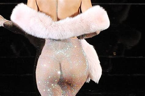Como naked dress glorifica corpo transparência e nude 19 11 2023
