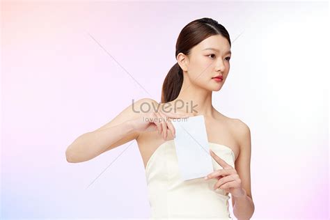 화이트보드를 들고 있는 아름다운 소녀 사진 무료 다운로드 Lovepik