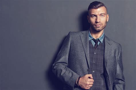 회색 벽 바탕에 우아한 정장에서 남성 패션 모델 패션 의류에 잘생긴 남자입니다 젊은 갈색 머리 사업가의 초상화입니다 남자에 대한 스톡 사진 및 기타 이미지 Istock