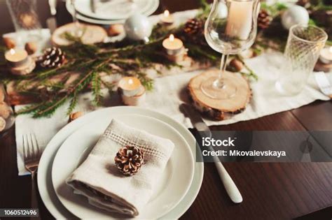 축제 크리스마스와 새 해 테이블 자연과 화이트 톤에 소박한 수 제 세부 스 칸디 나 비아 스타일에서 설정 합니다 소나무 콘 분기와 촛불 장식 식사 장소 가정 생활에 대한