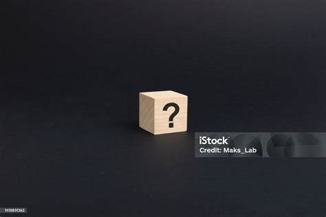 コピースペースのある黒い背景の木製ブロックの疑問符 こっそりのストックフォトや画像を多数ご用意 こっそり ひらめき アイコン