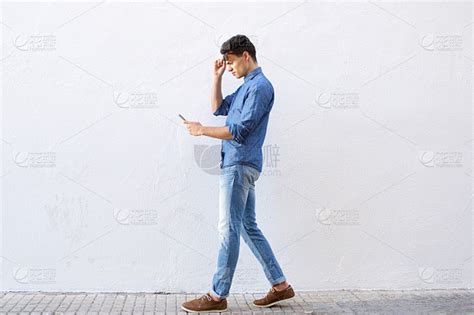 年轻人边走边看手机短信