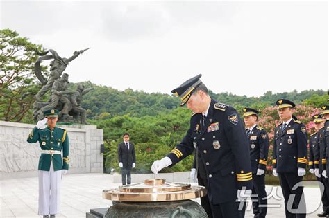 현충원서 분향하는 조지호 경찰청장 네이트 뉴스