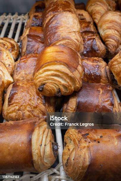프랑스 제네빌리어스 03 11 2022 장인 제빵사 및 페이스트리 셰프 베이커리에서 혼합 페이스트리의 세부 사항 0명에 대한 스톡 사진 및 기타 이미지 Istock