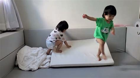 딸쌍둥이 인생 17개월차 경사 오르기~ Youtube