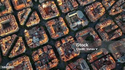 바르셀로나 도시 스카이 라인 공중 전망 일출에 Eixample 주거 지구 카탈로니아 스페인 전형적인 도시 팔각형 블록이있는 도시 풍경 Eixample에 대한 스톡 사진 및