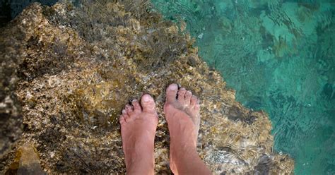 연못 물 바위 돌 배경의 발 탑 뷰 아름 다운 성인 여자 몸 다리와 맨발로 여름 재미 모험 휴가와 휴식 개념 사진 Unsplash의 발가락 이미지