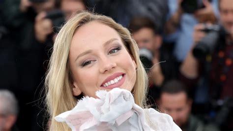 Los Dos Diferentes Looks Con Los Que Ha Brillado Ester Expósito En Cannes Tras Confesar Que
