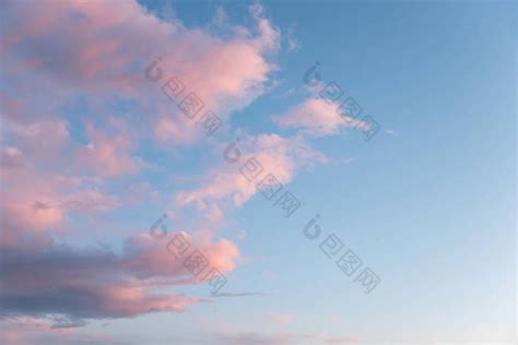 梦幻般的天空背景一半是蓬松的粉色云彩和蓝图片 包图网企业站