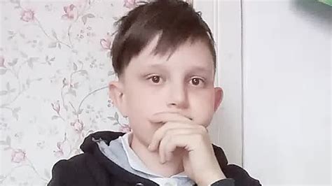 ДЕВОЧКА НАБРОСИЛАСЬ С НО ОМ