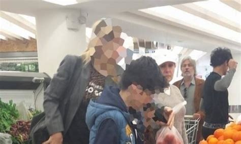 ΦΩΤΕΙΝΗ ΓΕΩΡΓΑΝΤΑ ΜΑΖΙ ΜΕ ΤΑ ΔΥΟ ΤΗΣ ΠΑΙΔΙΑ ΣΤΟ ΣΟΥΠΕΡ ΜΑΡΚΕΤ