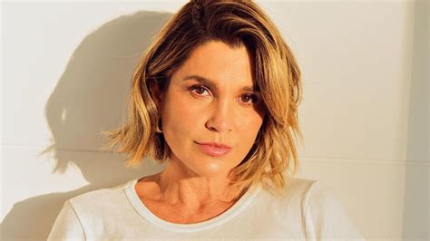Aos 50 anos Flávia Alessandra choca ao exibir beleza natural sem