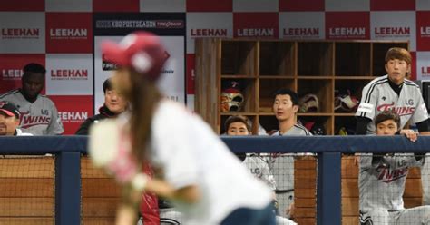 Ss포토 솔지의 준po 시구 Lg 덕아웃을 멍하게~