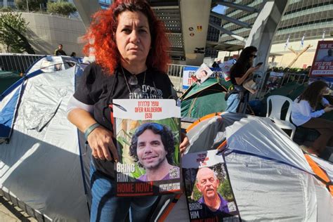 גיסתו של החטוף עופר קלדרון במאהל מול הקריה אנחנו פה עד שתהיה עסקה