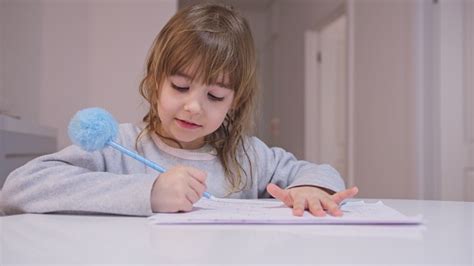 똑똑한 젊은 백인 소녀 Preshooler는 손가락으로 숫자를 세는 수학 숙제를 하고 있다 공부에 대한 스톡 사진 및 기타 이미지 공부 과학 교육 Istock