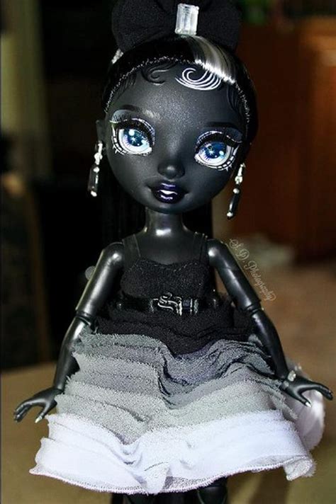 1 Кукла Rainbow High Shadow Series 1 Shanelle Onyx Grayscale