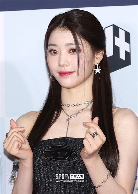 230218 Kep1er Xiaoting Circle Chart Music Awards 2022 Red Carpet
