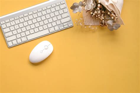노란색 배경에 데코로 말린 꽃 키보드와 마우스 맨 위 보기입니다 공간을 복사합니다 노란색 배경에 대한 스톡 사진 및 기타 이미지 노란색 배경 노트북 단일 이미지