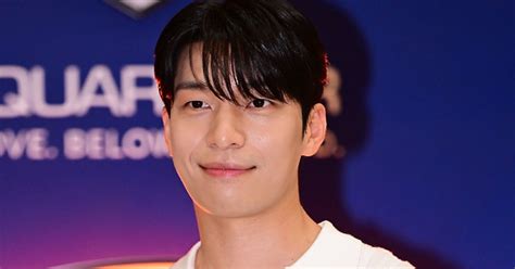 위하준 졸업 사진 포즈[포토엔hd]