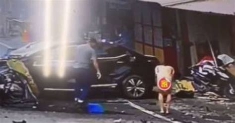 高雄男自撞全裸逃下車急遮點 網友看傻父母他可能卡到陰