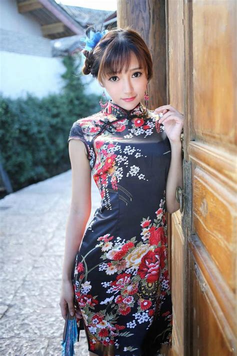花黑旗袍美女擺拍照顯端莊優雅 每日頭條