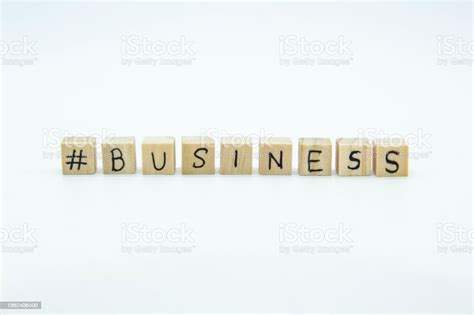 단어 비즈니스 흰색 배경에 나무 큐브에 작성 문자가 있는 컨셉 사진은 Business 0명에 대한 스톡 사진 및 기타 이미지