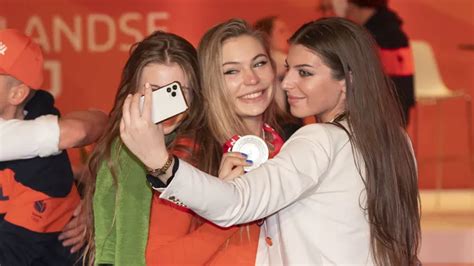 Zien Zusje Van Merel Leerdam 27 Deelt Zeldzaam Bikinikiekje Panorama