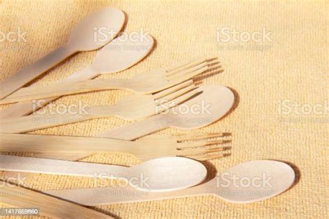 자연 밝은 노란색 배경에 나무 대나무 칼 숟가락과 포크 0명에 대한 스톡 사진 및 기타 이미지 0명 개념 개체 그룹 Istock