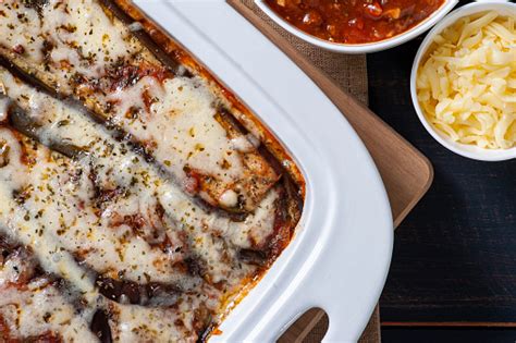 치즈와 토마토 소스를 곁들인 가지 파르미지아나 위쪽 보기 가지 채소에 대한 스톡 사진 및 기타 이미지 가지 채소 건강한